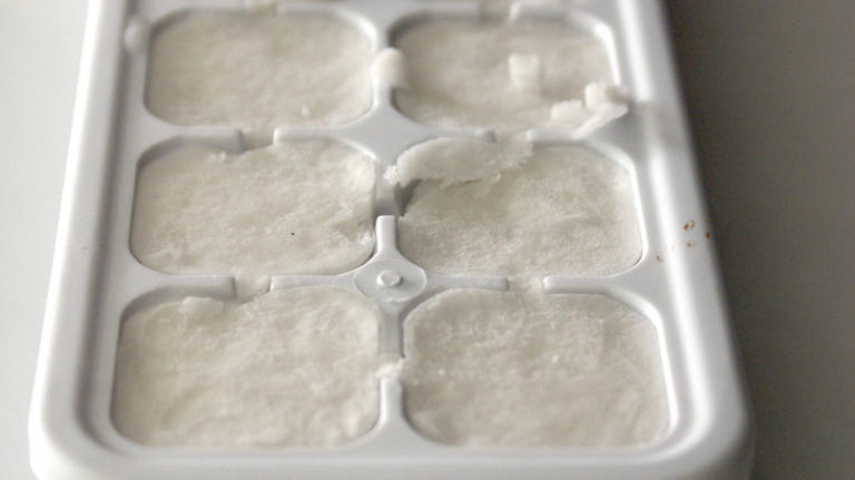 Make perfectly thick smoothies every time with an ice cube tray hack