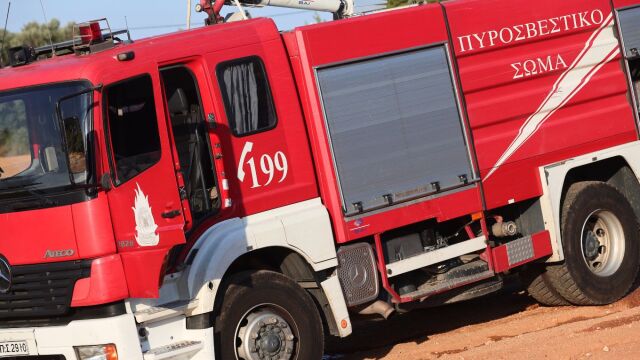 Βόλος: Στις φλόγες τυλίχθηκε νταλίκα σε πάρκινγκ στις Αλυκές