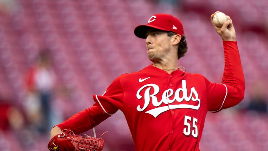 Reds lose pitcher to shoulder injury, recall Zach Maxwell from Triple-A