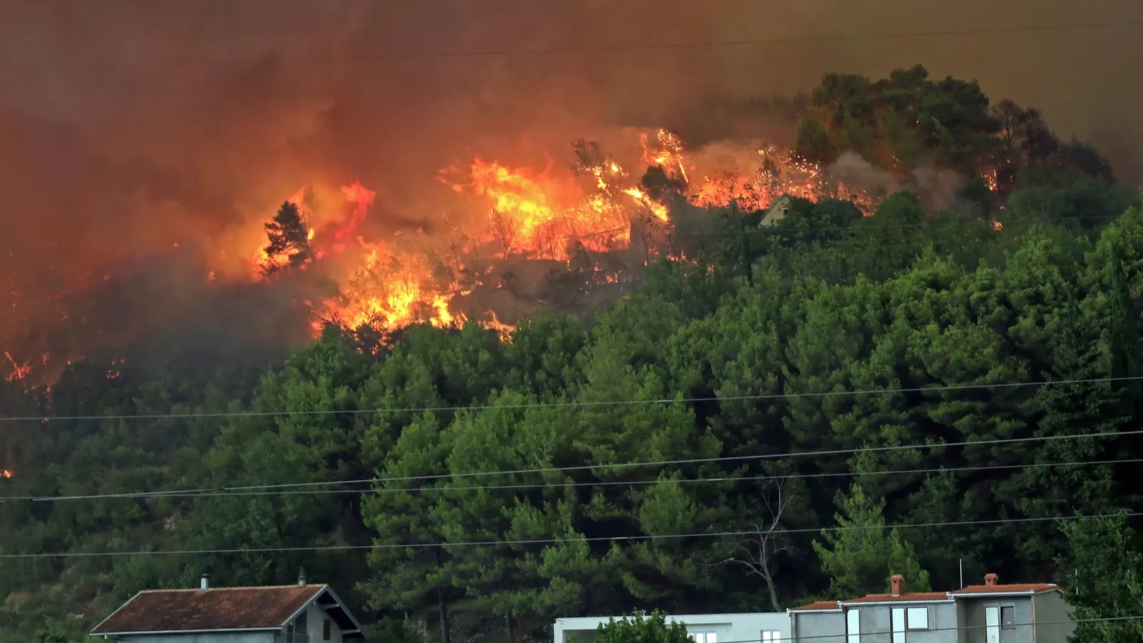 Residents on alert as fast-growing wildfire spreads across Georgia