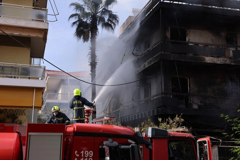 Εικόνες καταστροφής από την φωτιά στο Ίλιον - Ενισχύθηκαν οι ...