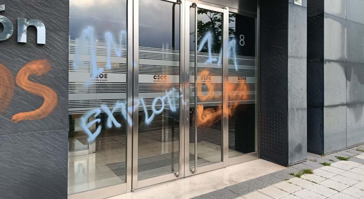 La fachada de la patronal de Castilla y León aparece con pintadas de ...