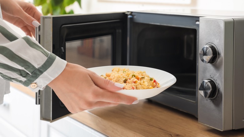15 things you should never put in a microwave