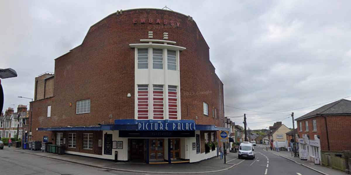 Wetherspoons responds after bar manager 'refuses' to serve Reform ...