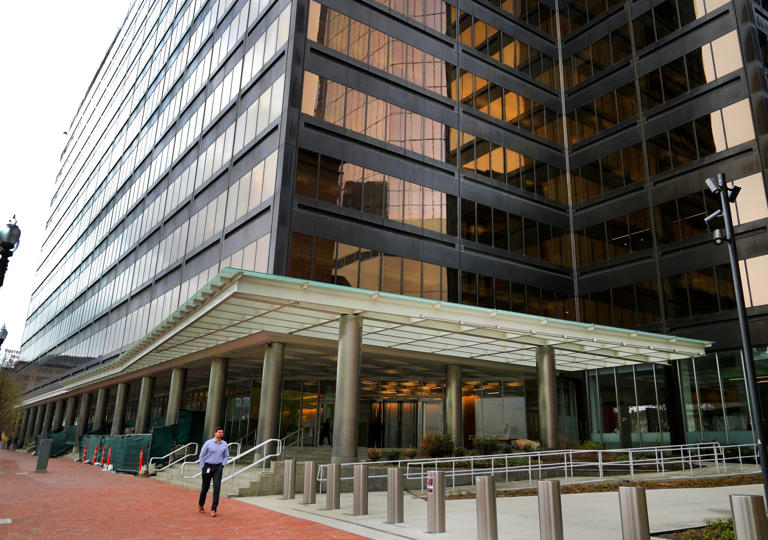 ‘Incredibly disruptive’: Readers react to Fidelity’s five-day return-to ...