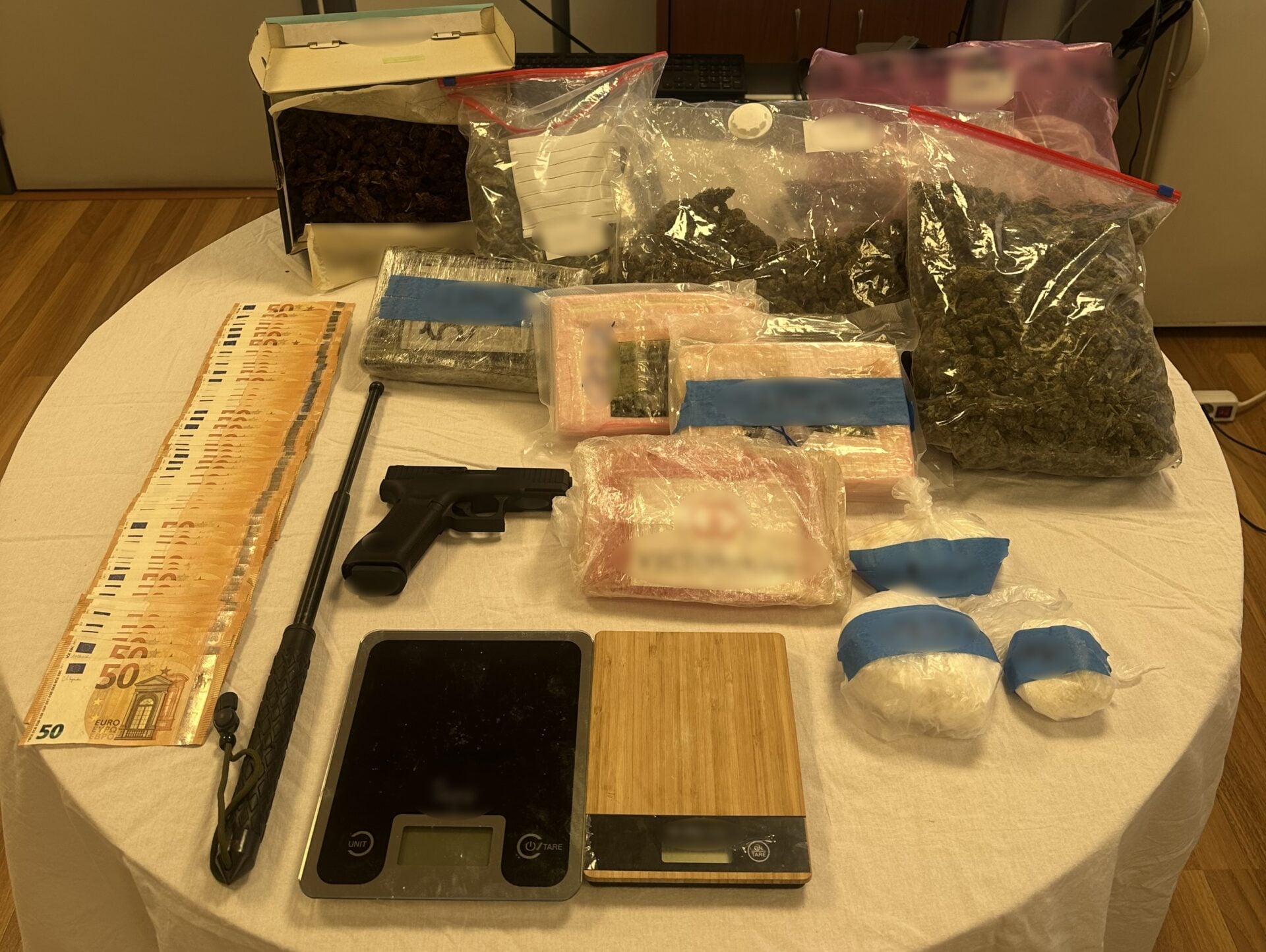Μεγάλο πλήγμα σε κύκλωμα όπλων και ναρκωτικών: Εξαρθρώθηκε οργάνωση με ...