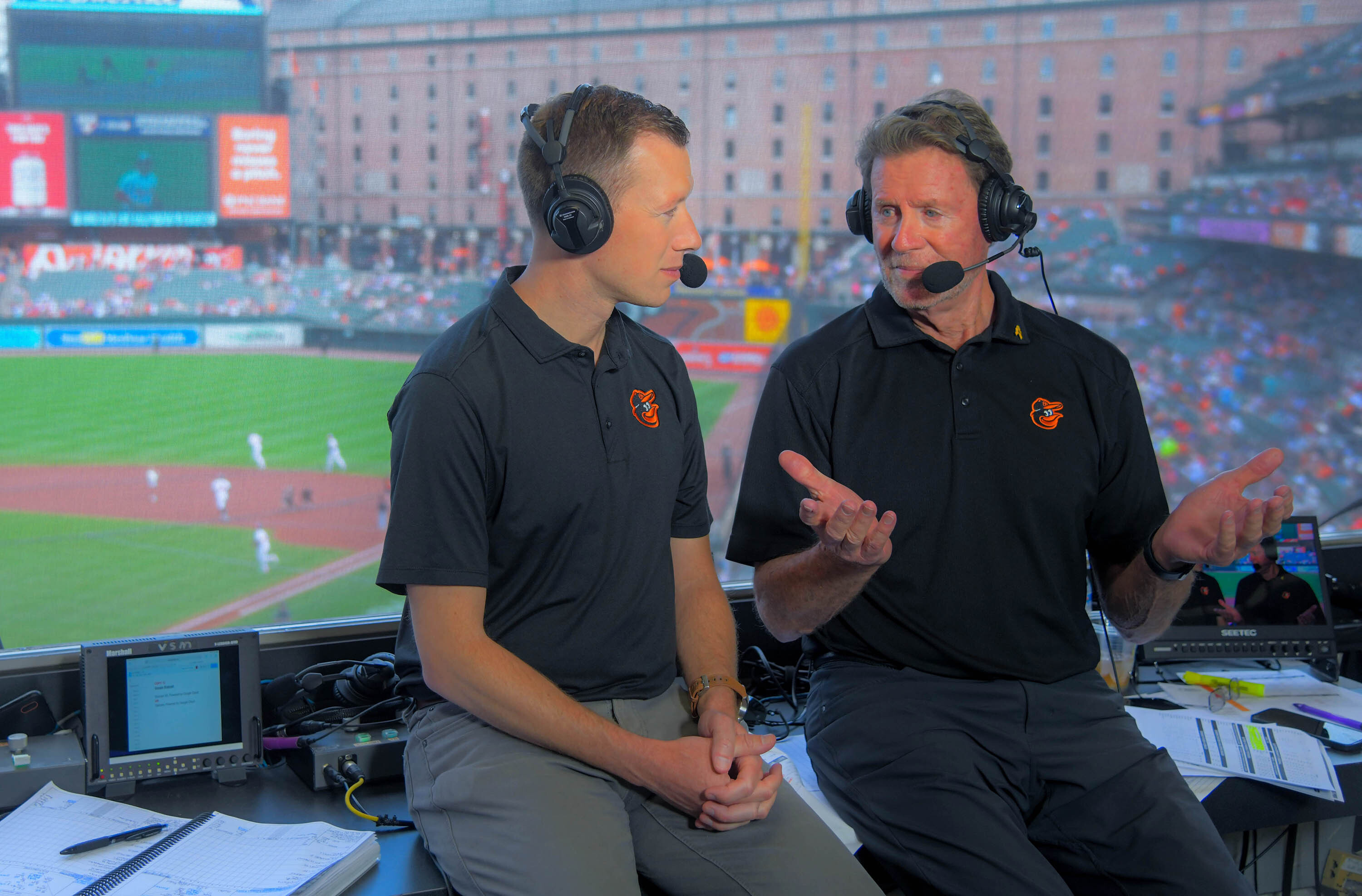 Orioles legend Jim Palmer eats his 1st chicken wing after grand slam bet