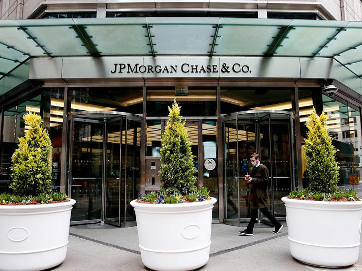 JPMorgan exec's dad defends son amid sexual harassment suit against ...