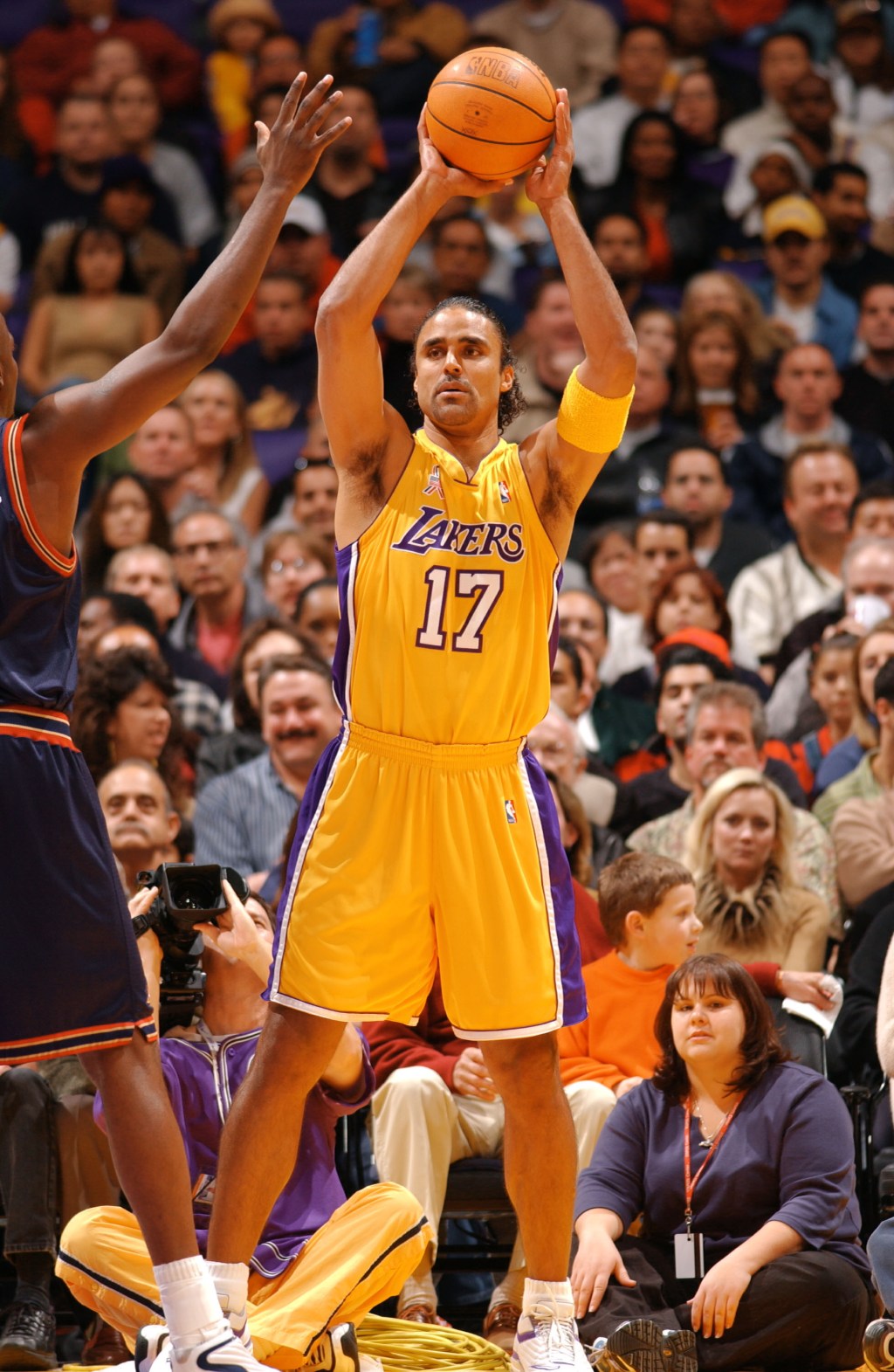 Ex-Laker Rick Fox involved in wild altercation at campaign rally in Bahamas