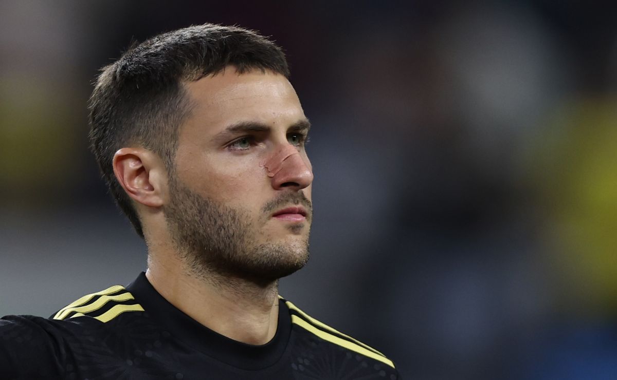 Report: Mexico star Santiago Gimenez risks missing 2026 World Cup amid ...