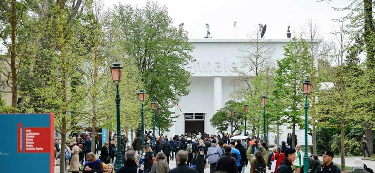Μπιενάλε Βενετίας: Παραιτήθηκε η επιτροπή βραβείων μετά την ένταση για ...