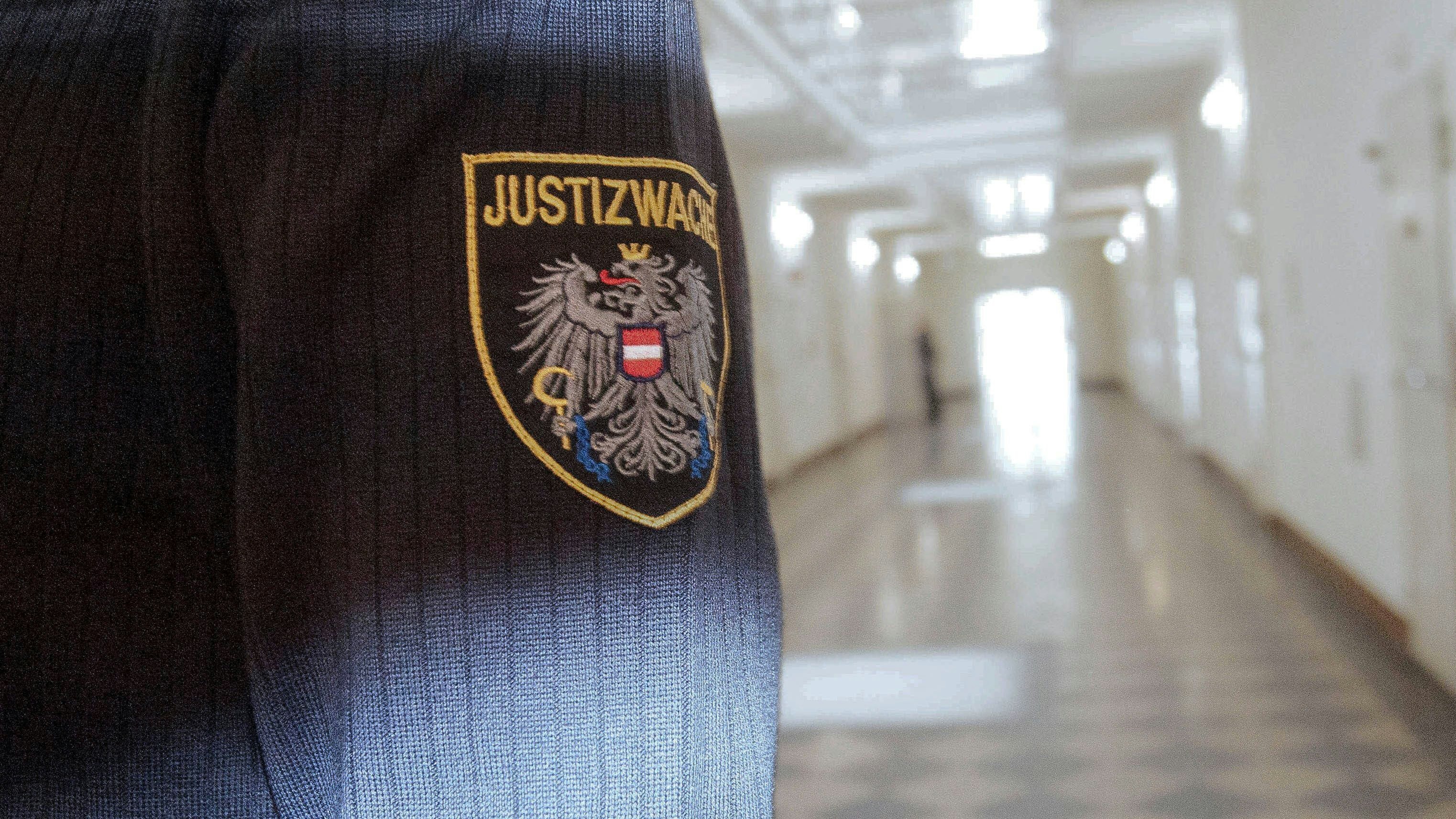 Drogenfund bei Razzia: Undercover-Ermittler in Haft