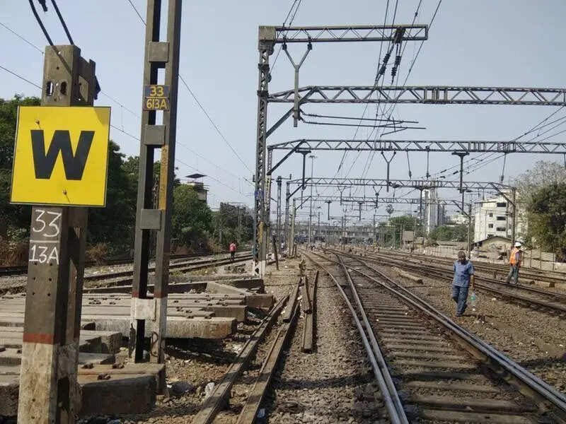 150 families in Thane chawl near railway tracks face eviction, seek ...