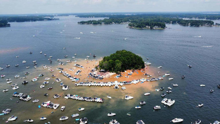 Black Boat Weekend to bring hundreds of boats, live DJ sets to Lake Norman