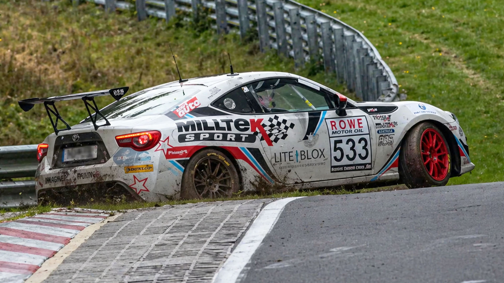 Drivers barely avoid crashes in these insane high speed moments