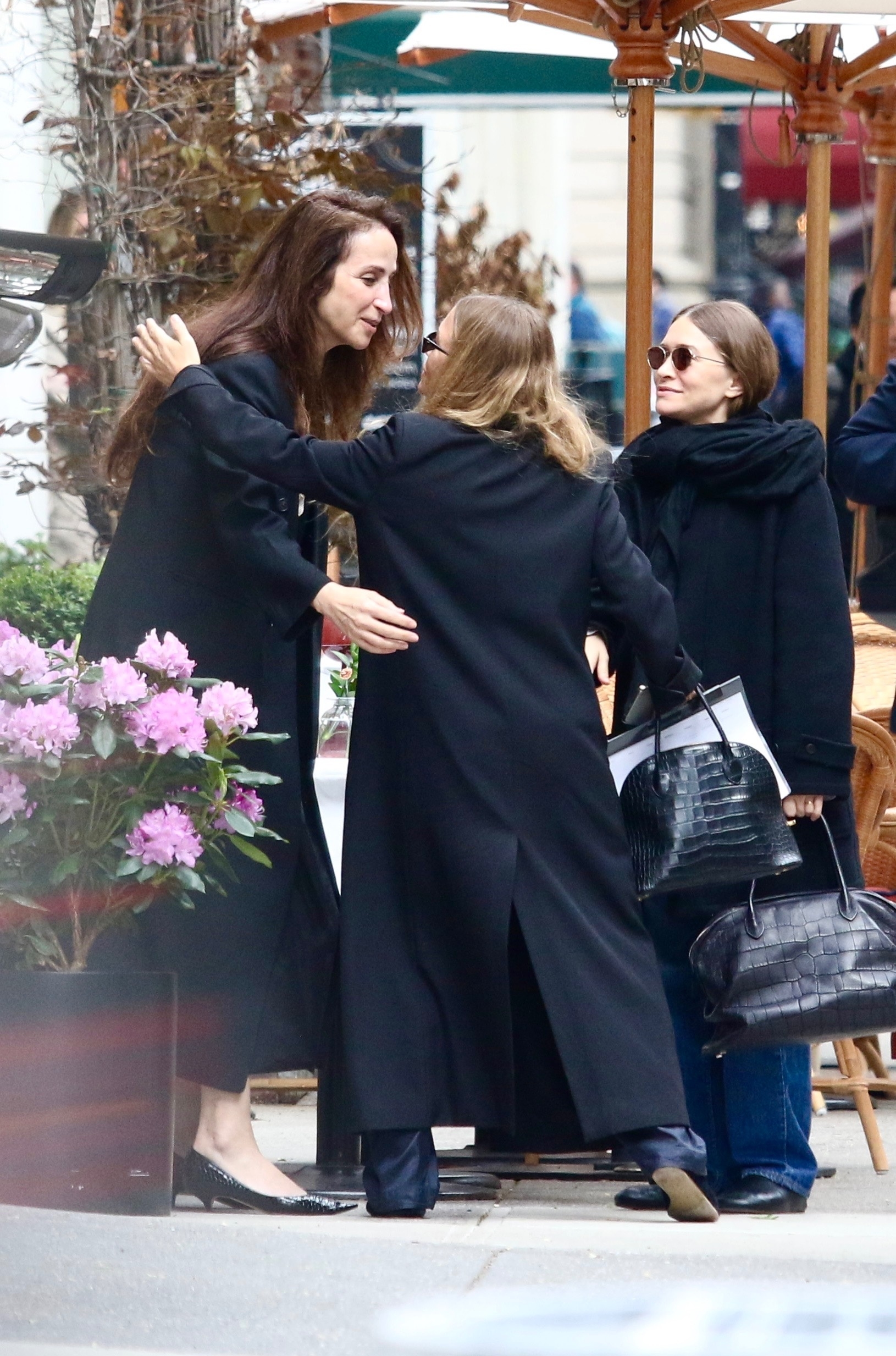 Mary-Kate and Ashley Olsen make rare public outing in matching looks ...