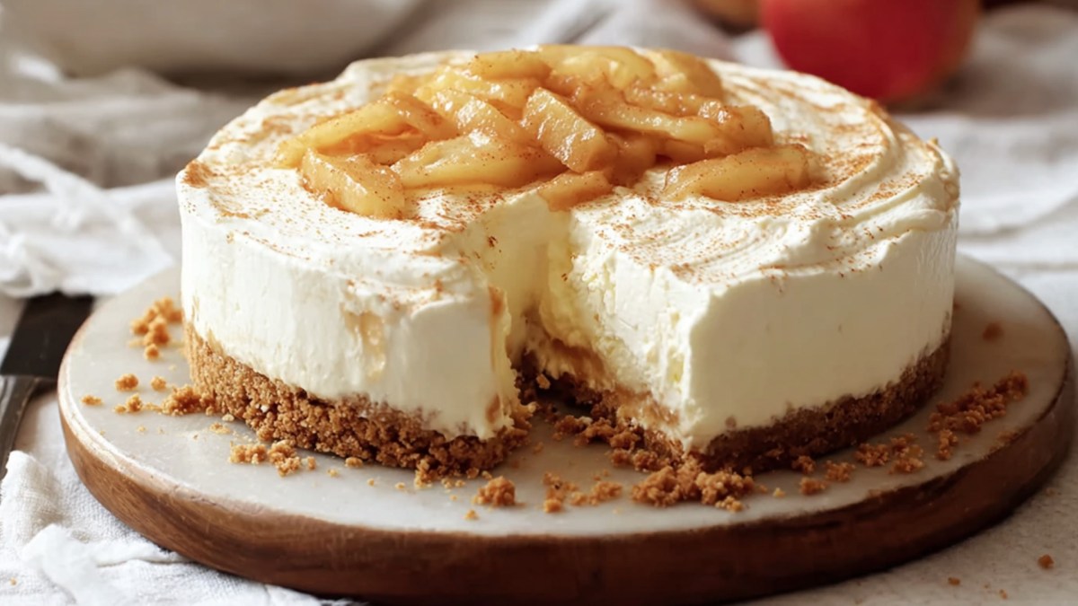 Für diese Apfel-Schmand-Torte mit Keksboden bleibt der Ofen aus