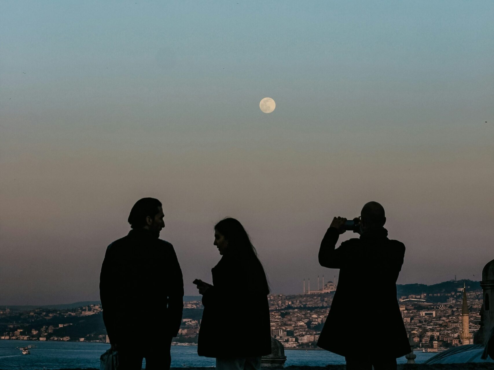 «Φεγγάρι των λουλουδιών»: Ποια 4 ζώδια επηρεάζει η πανσέληνος του Μαΐου
