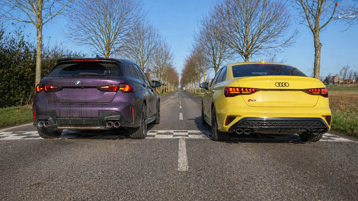 Audi S3 8Y en BMW M135 F70 tegenover elkaar op de Autobahn