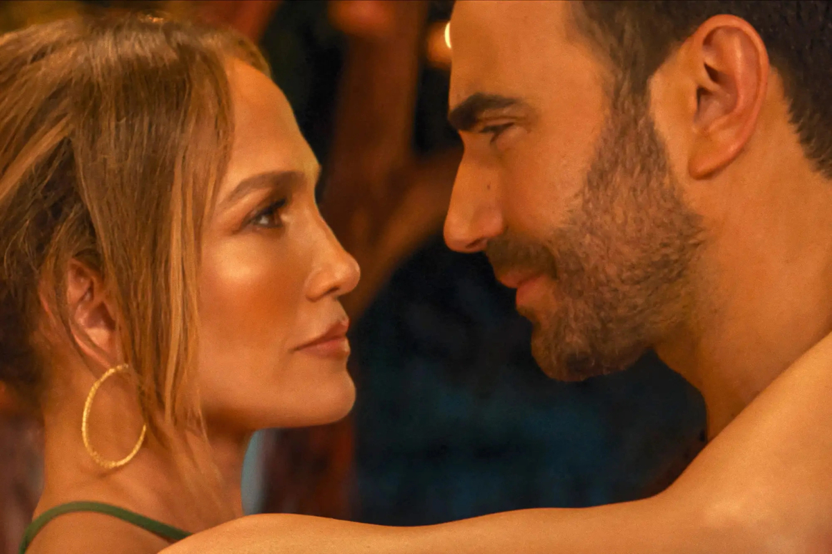 Jennifer Lopez gây chú ý với cảnh 'nóng' bên bạn trai tin đồn