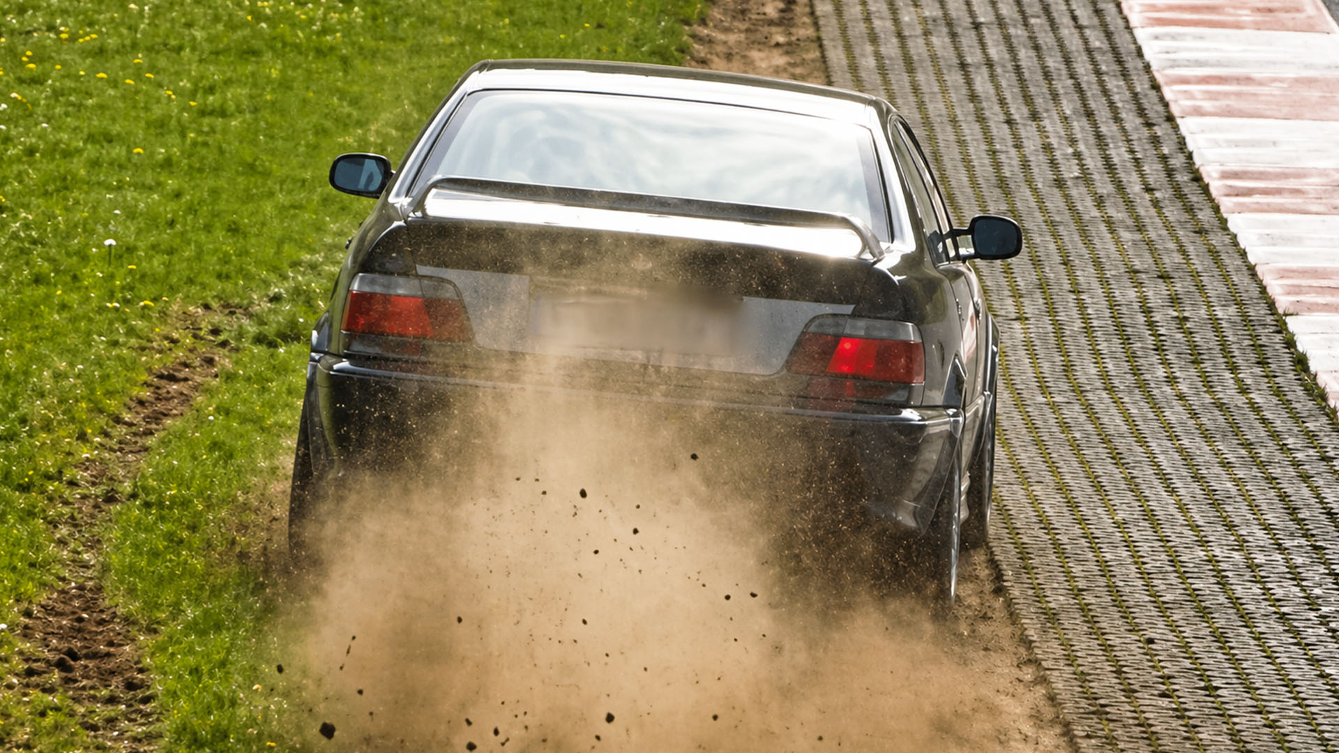 Ces pilotes évitent de justesse de gros impacts avec leur voiture