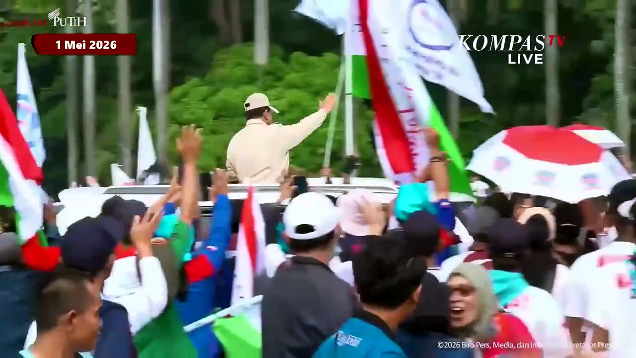 Detik-detik Presiden Prabowo sapa buruh di Monas, lempar topi dari atas ...