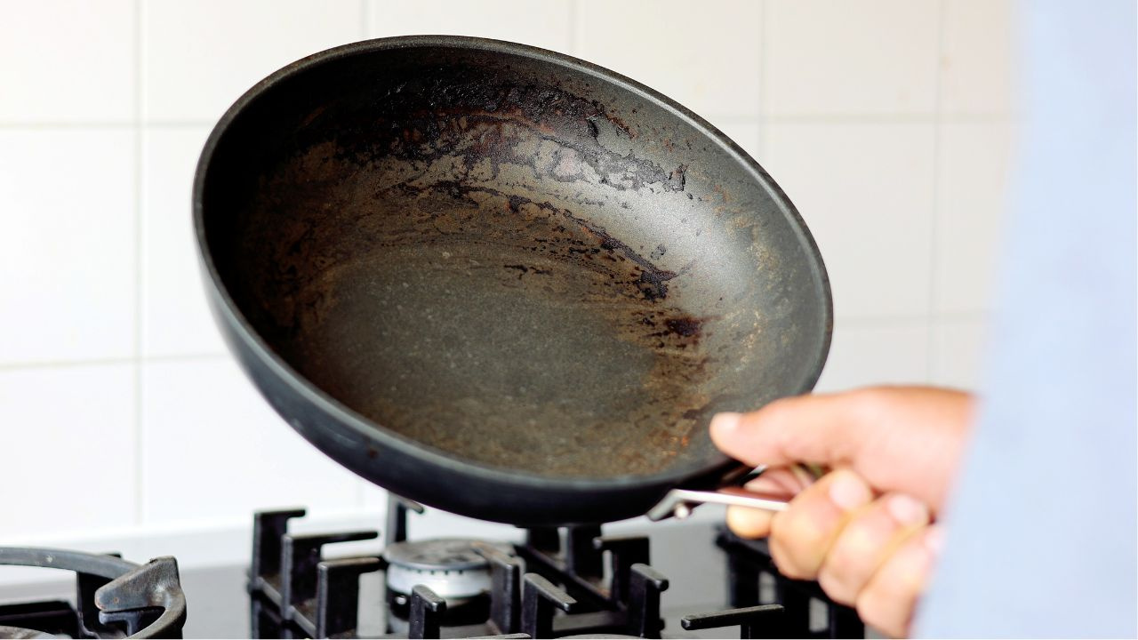 Limpar o fundo da panela queimada não precisa ser difícil, basta saber ...