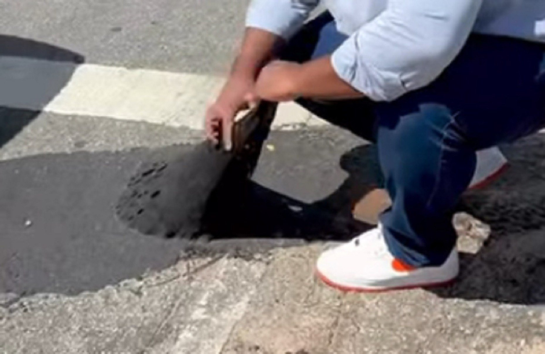 Asfalto ou chiclete?: remendo em avenida movimentada de BH causa polêmica