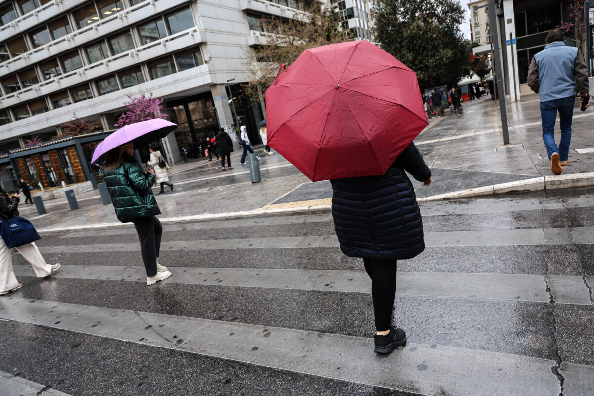 Καιρός σήμερα: Μείωση θερμοκρασίας, βροχοπτώσεις και καταιγίδες