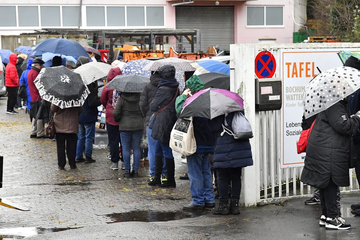 Sozialer Absturz in NRW! Ingenieur muss zur Tafel – „Früher 3.400 Euro ...