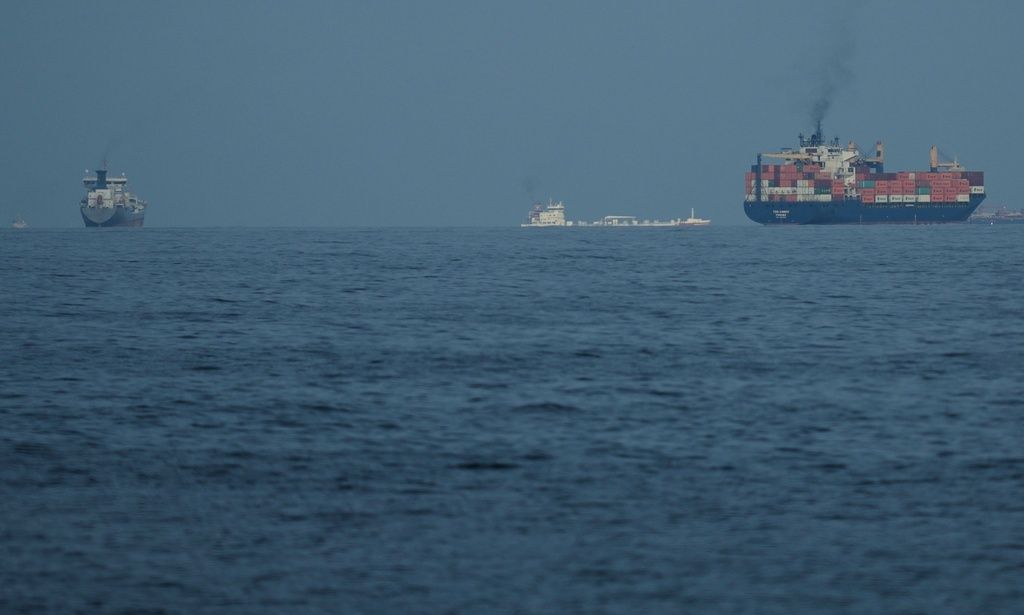 Στενά του Ορμούζ: 913 εμπορικά πλοία παραμένουν αποκλεισμένα