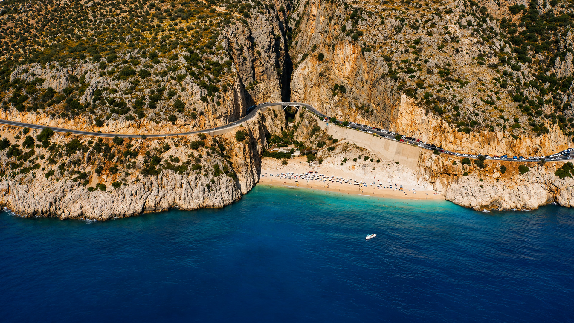 Ένας δρόμος στριμωγμένος ανάμεσα σε γκρεμούς και τη θάλασσα