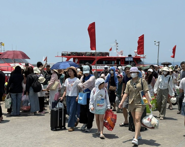 Cô Tô 'hot' dịp lễ 30-4, du khách ùn ùn lên tàu ra đảo