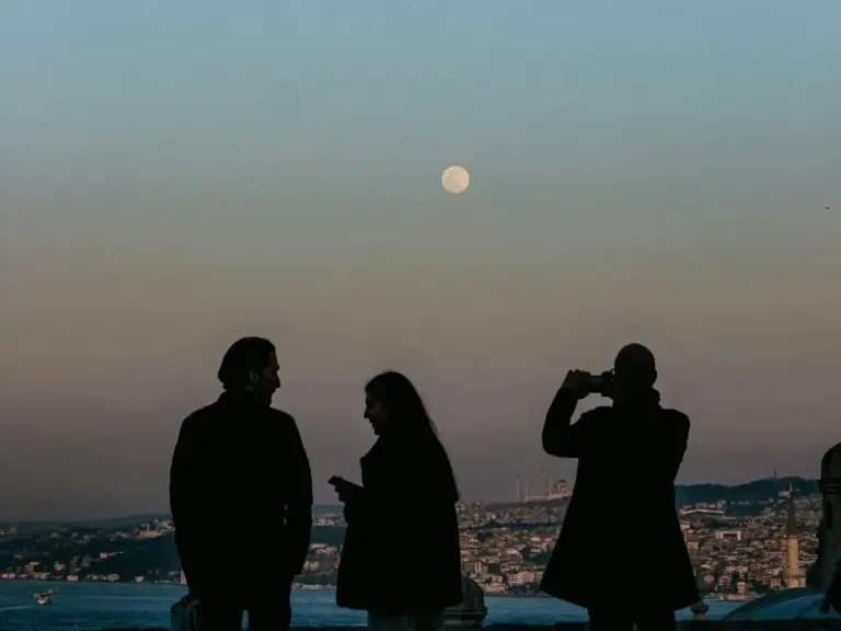 «Φεγγάρι των λουλουδιών»: Ποια 4 ζώδια επηρεάζει η πανσέληνος του Μαΐου