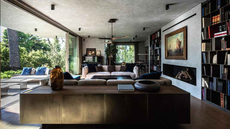 Ένα μπρουταλιστικό σπίτι από τα ’70s στην Κηφισιά απέκτησε δεύτερη ζωή ...
