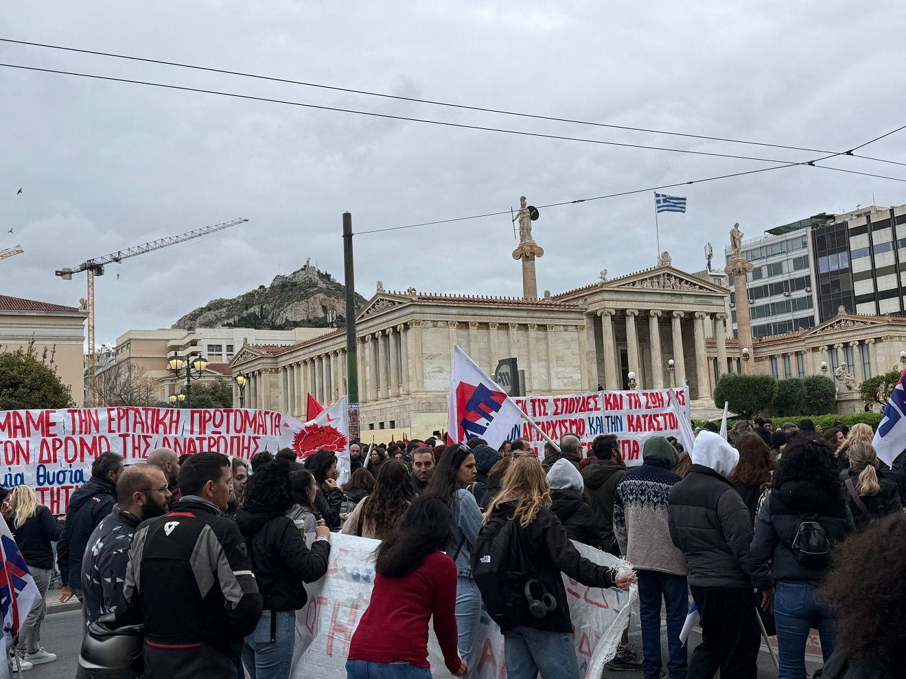 Πρωτομαγιά: Πλήθος διαδηλωτών στο κέντρο παρά την κακοκαιρία