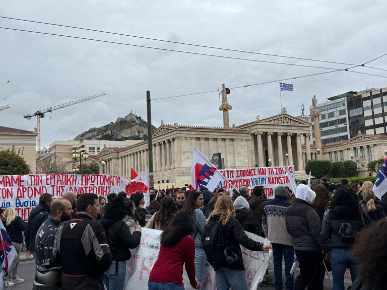 Πρωτομαγιά: Πλήθος διαδηλωτών στο κέντρο παρά την κακοκαιρία