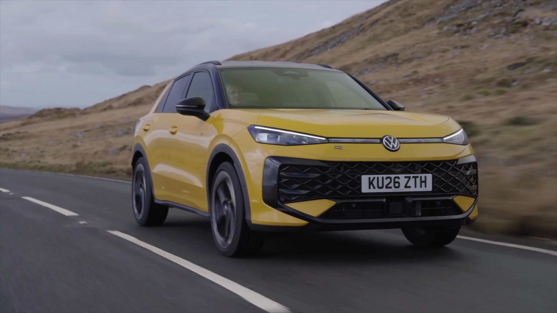 The new Volkswagen T-Roc R-Line 1.5 eTSI 150 PS 7-spd DSG in Canary ...