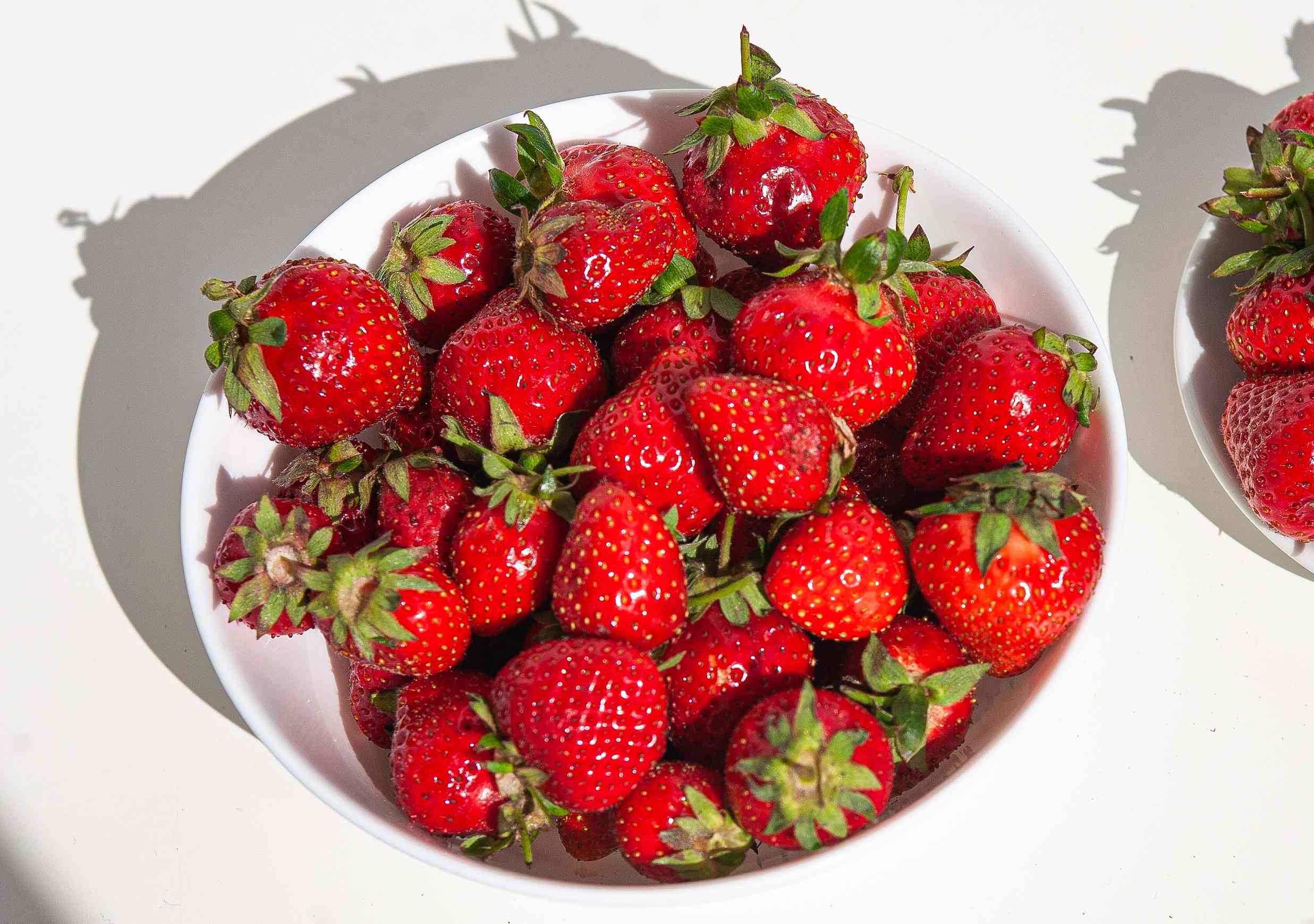 Stop throwing away moldy strawberries—this simple trick keeps them ...