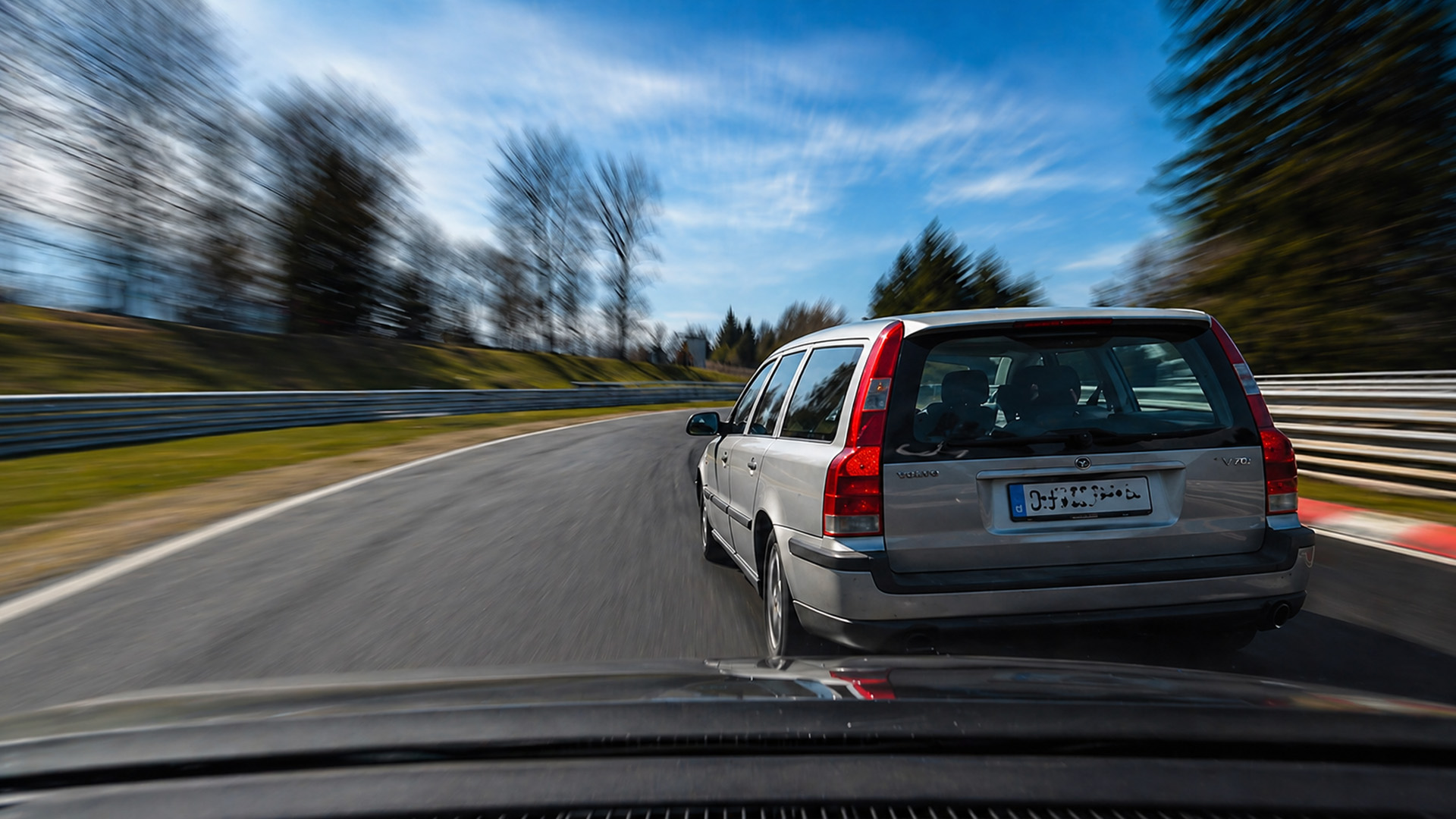 Cupra Leon Nearly Crash With Volvo V70 at Race Track