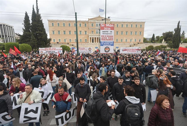 Δυναμικό παρών στην εργατική Πρωτομαγιά: Λουλούδια και συνθήματα από ...