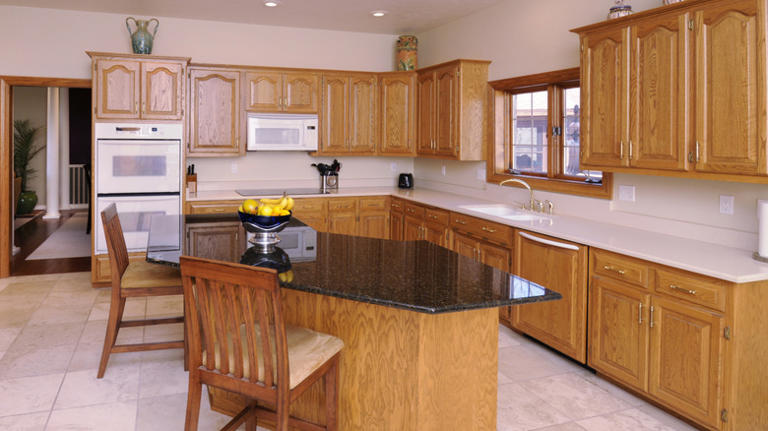 The same '80s style cabinets look brand new after a backsplash redo
