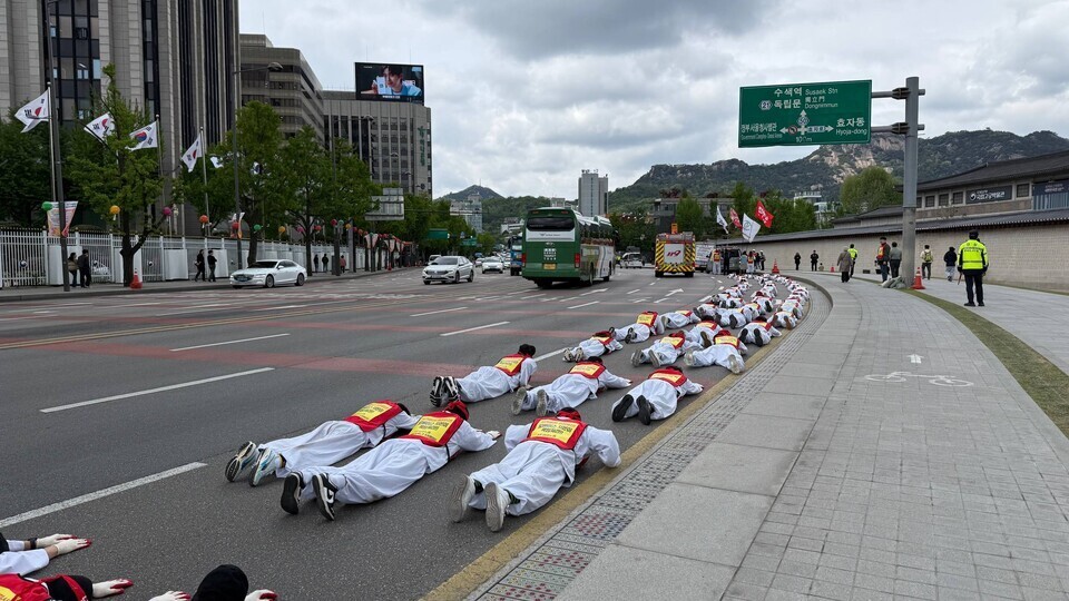 63년만의 노동절 앞두고 오체투지·도보행진…“이들이 함께 해야 더욱 의미 깊을 것”