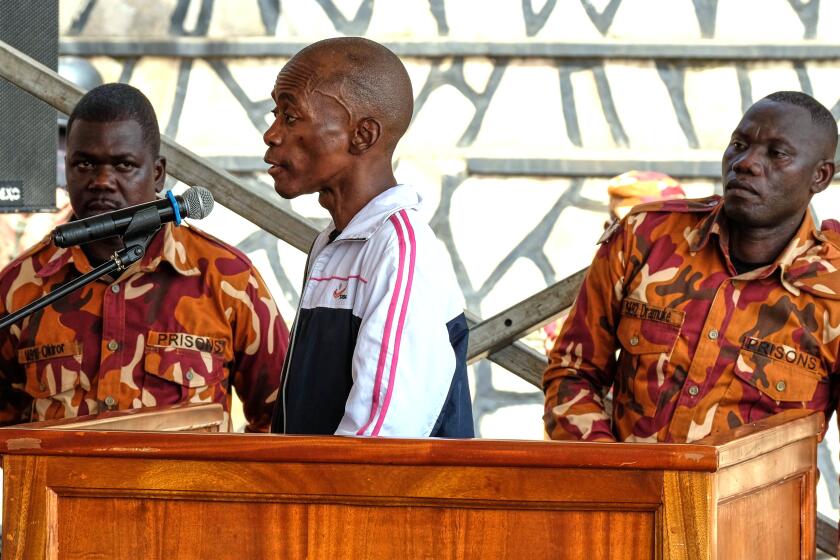 Un juicio en una carpa atrae multitudes: Uganda estrena corte móvil en ...