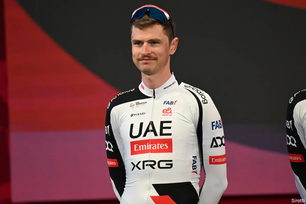 UAE Emirates-XRG letterlijk en figuurlijk uit het veld geslagen in Giro ...