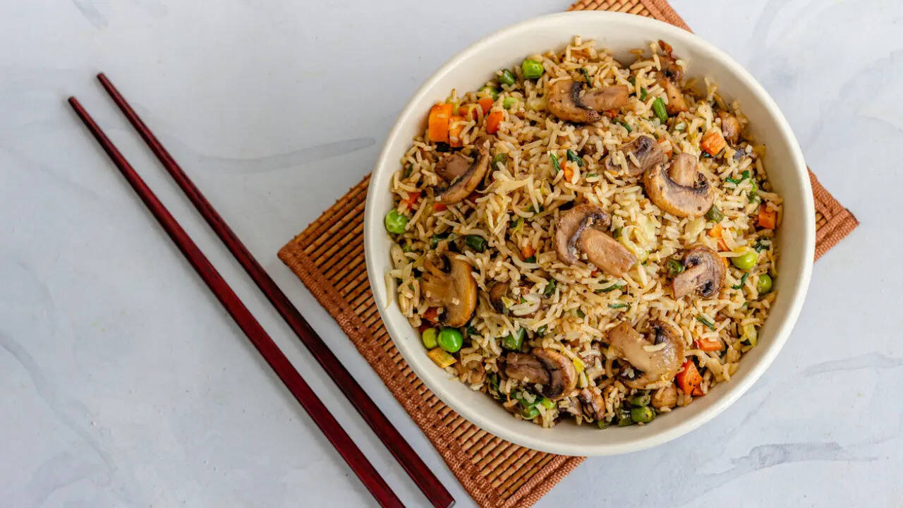 How to make light and comforting soy and mushroom fried rice for lunch