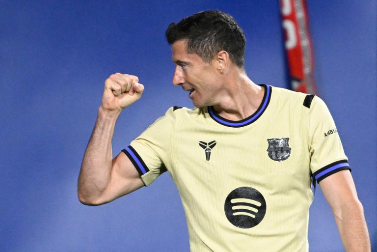 Lewandowski pokazał biceps. I jeszcze ten podpis Barcelony. Nowy przydomek