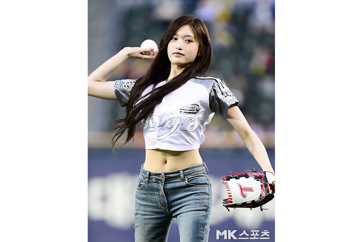 아이브 이서 '크롭 유니폼 입고 생애 첫 시구' [MK포토]