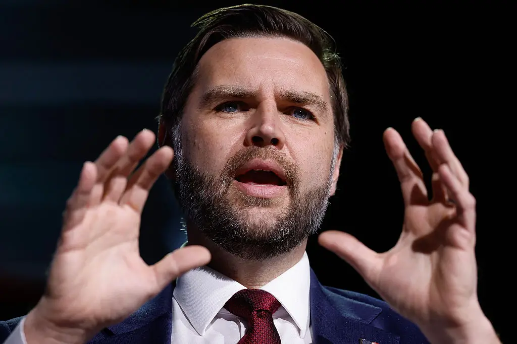 'My God': JD Vance takes gulps of air, hits a wall mid-speech — then ...