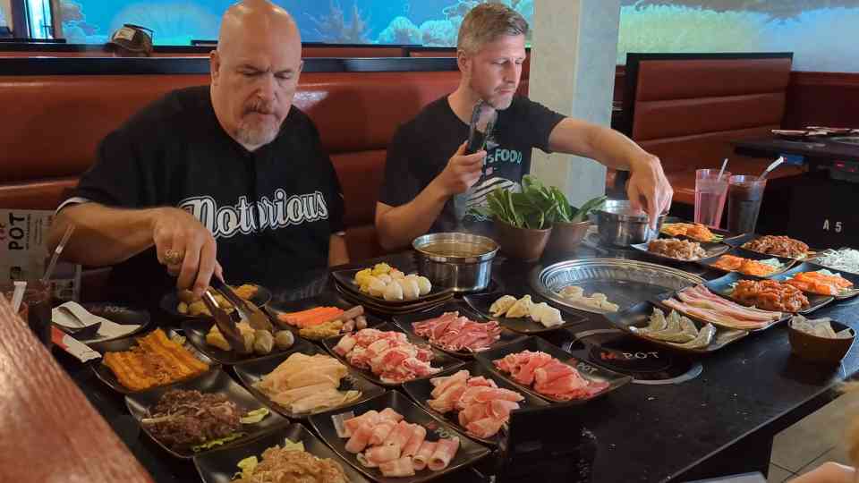 Competitive eaters showcase skills in hotpot challenges